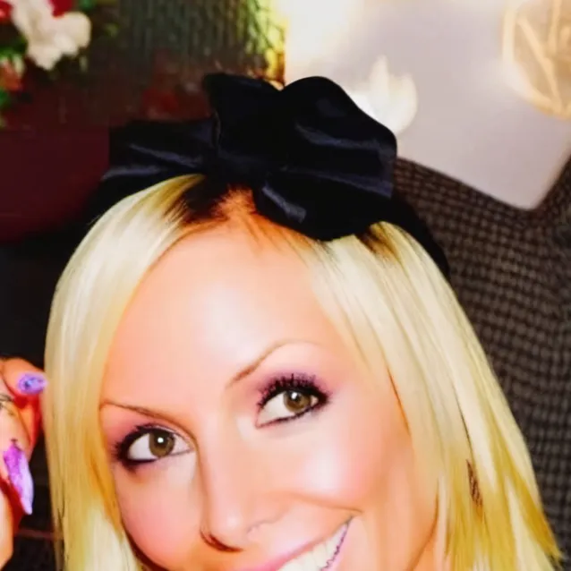 Chat with AnaYanA - text or voice, Enjoy AI Chat Free & Safe